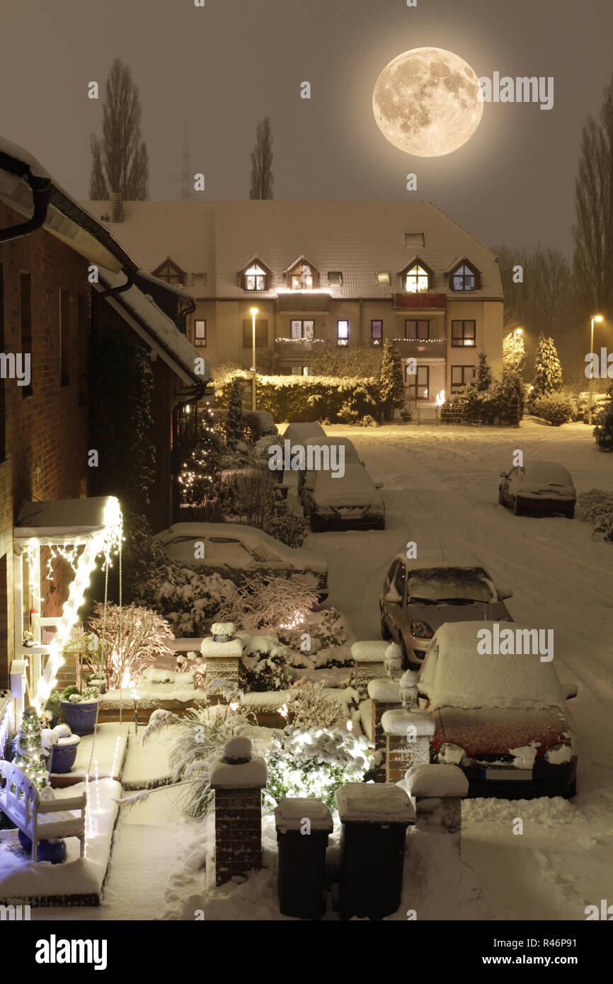 Pale moon town hi-res stock photography and images - Alamy