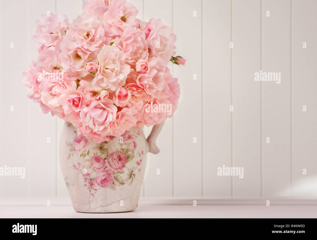 bouquet of pink roses in a vase Stock Photo - Alamy