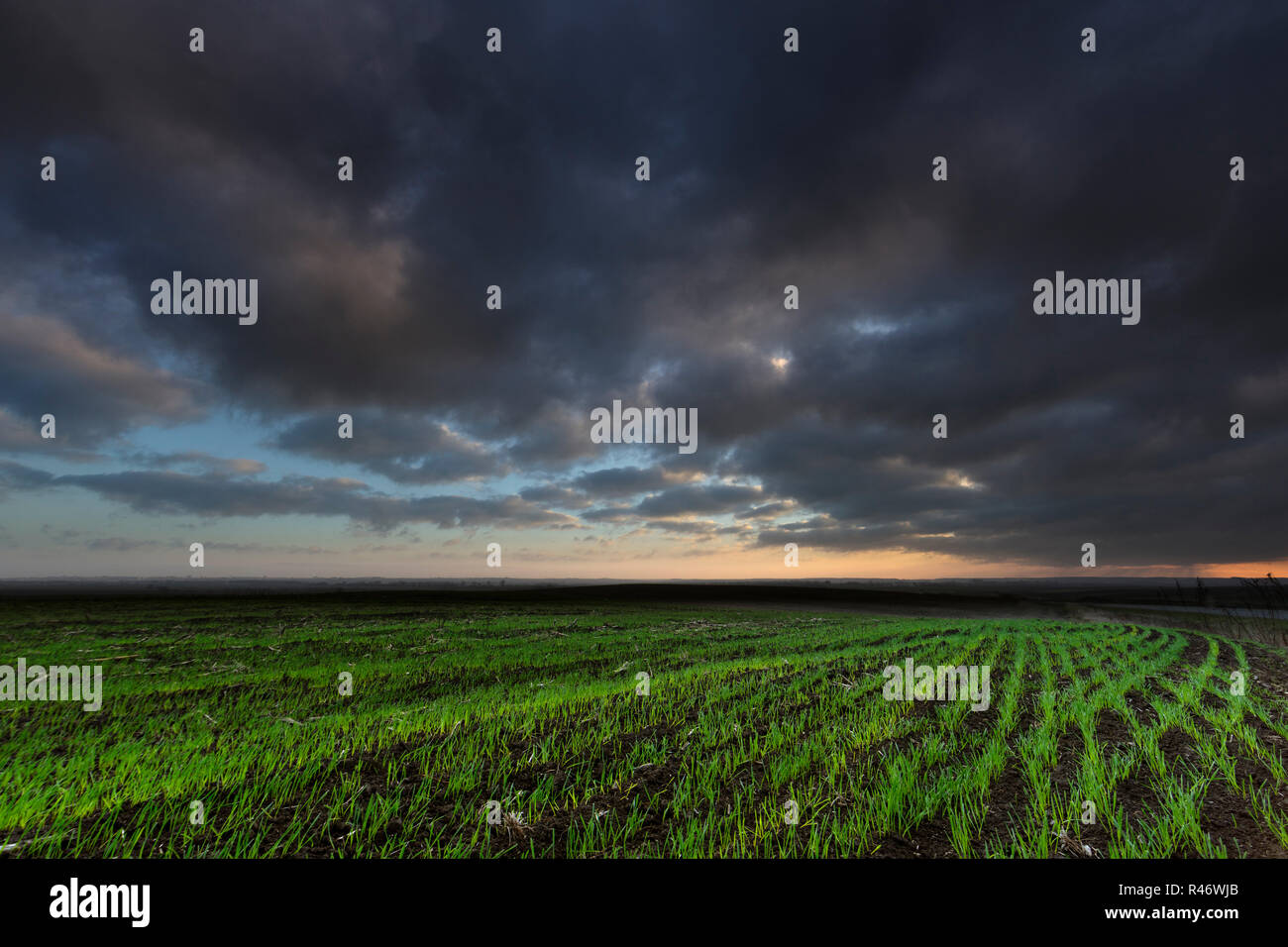 Cloudly background hi-res stock photography and images - Alamy