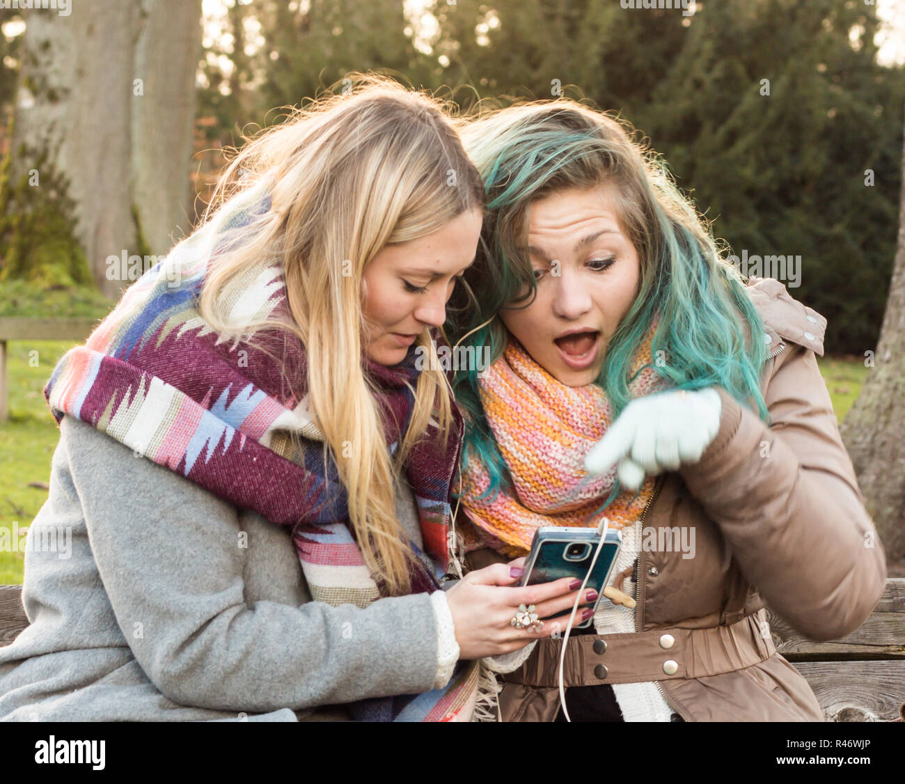 Freundinnen mit Smartphone Selfie Stock Photo - Alamy