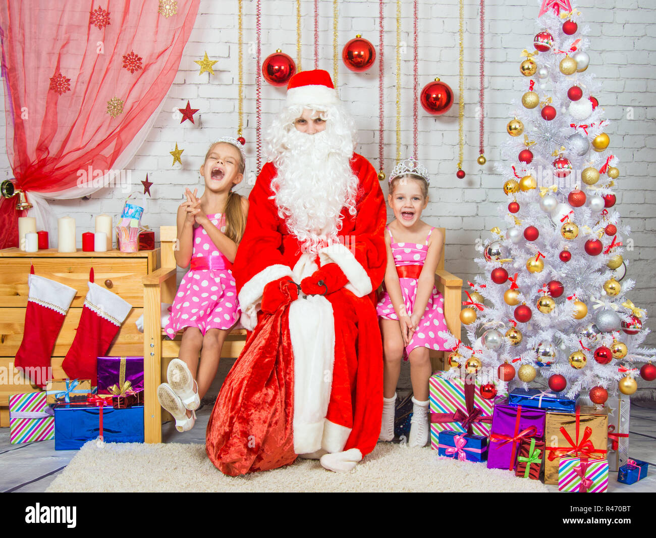 Santa claus sitting on a bench hi-res stock photography and images - Alamy