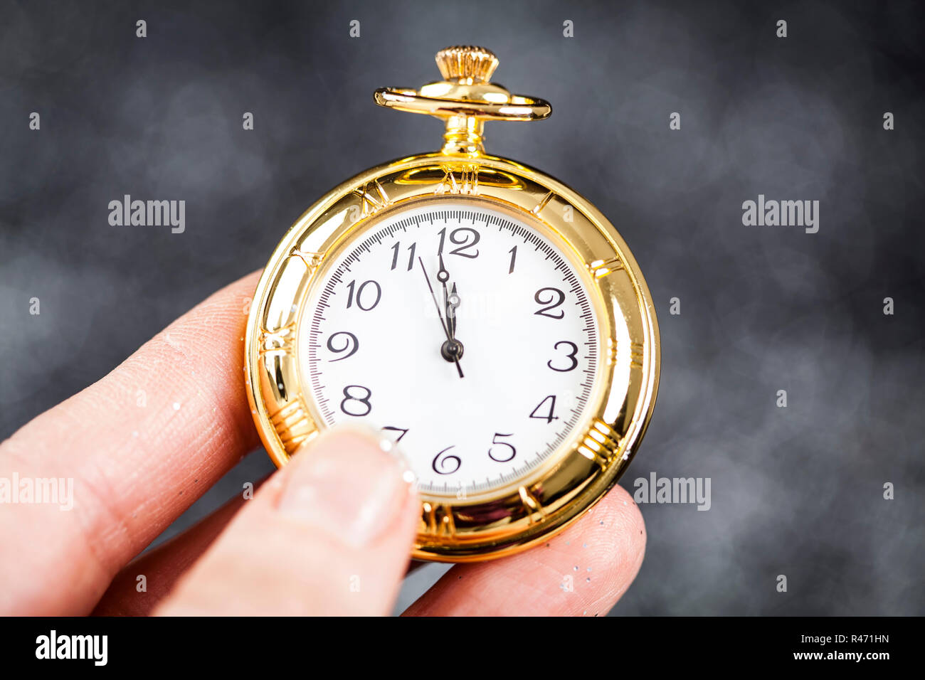 Hand holding old watch pointing midnight Stock Photo - Alamy