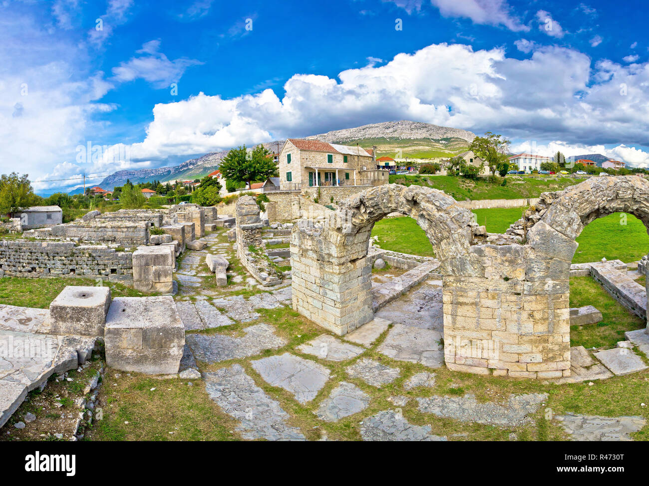 Ruins roman amphitheatre solin hi-res stock photography and images - Alamy