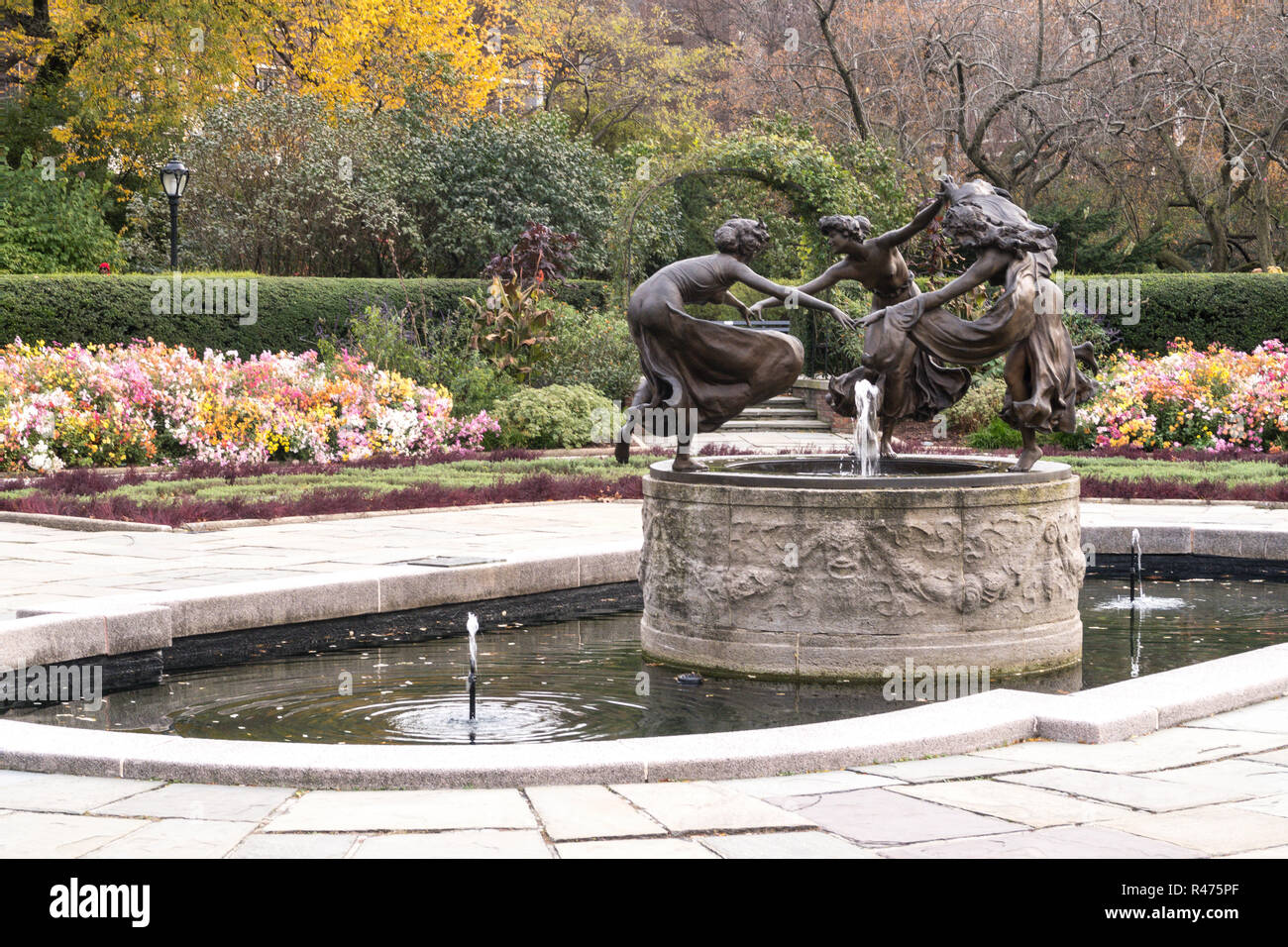 Three dancing maidens fountain hi-res stock photography and images - Alamy