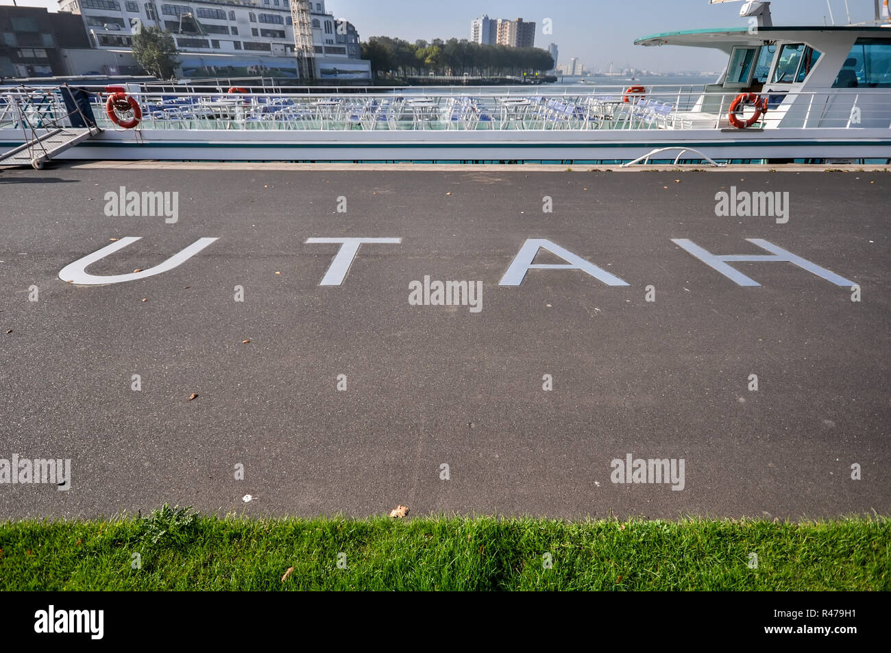 metal lettering at promenade in front of hotel New York Rotterdam ...