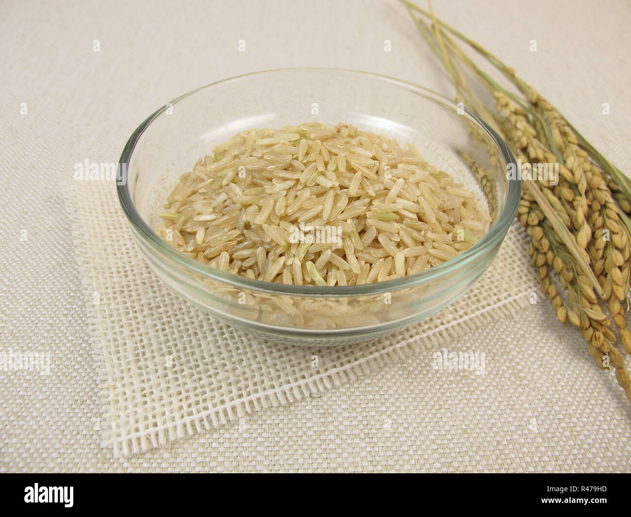 uncooked brown rice Stock Photo - Alamy