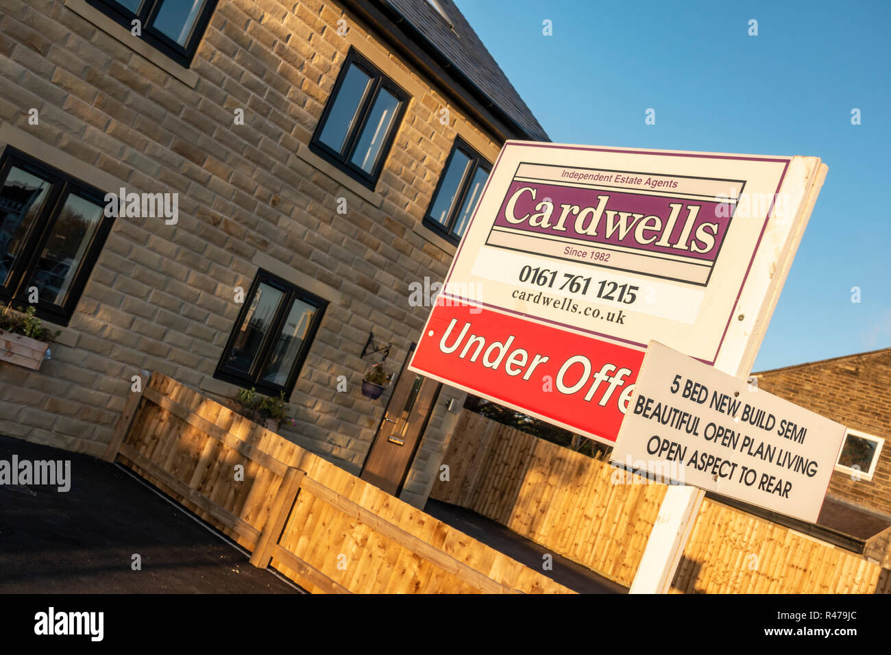 Residential property for sale sign hi-res stock photography and images ...
