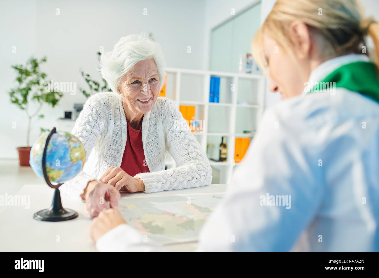 Cheerful customer service hi-res stock photography and images - Alamy