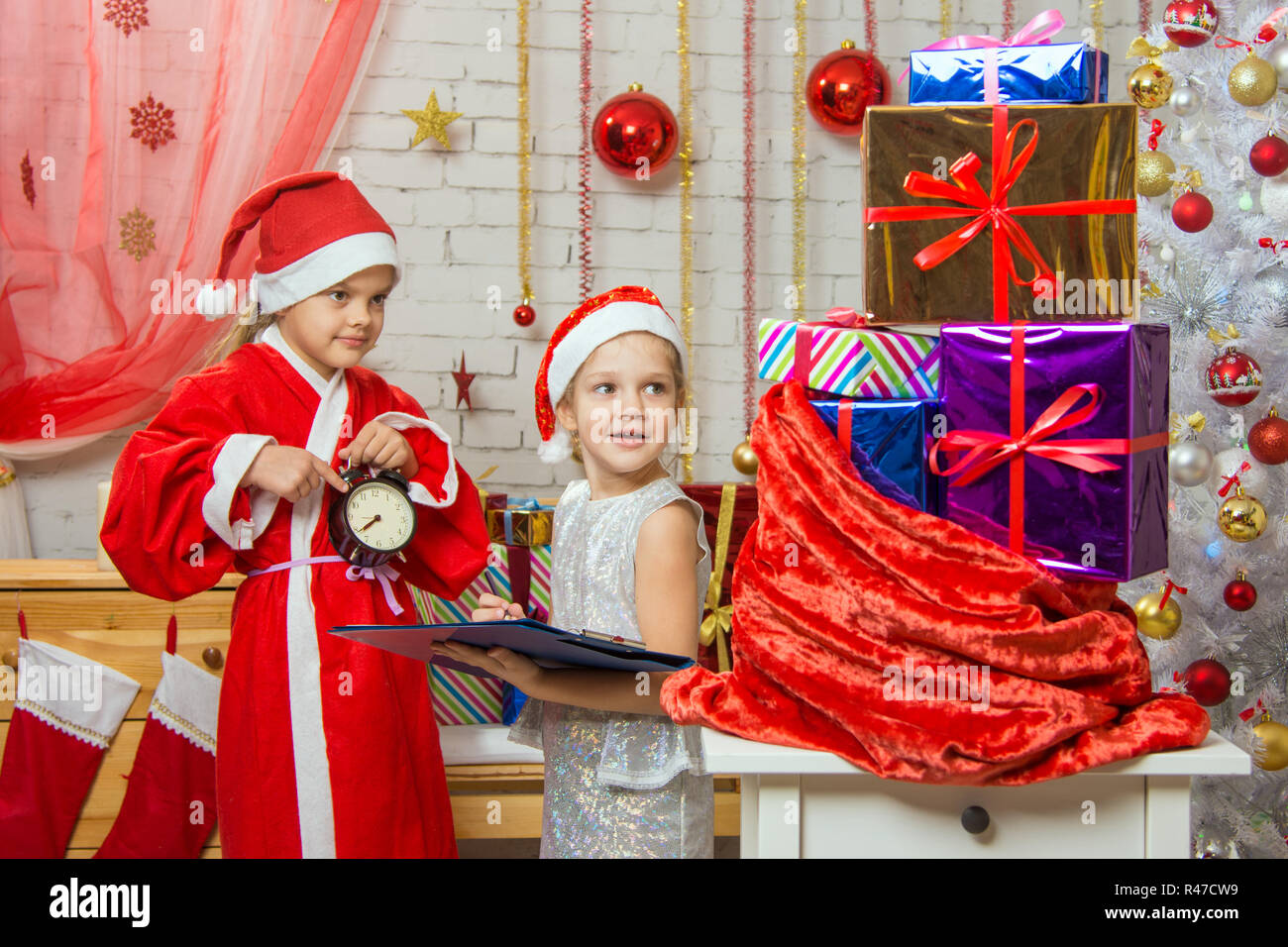 Santa Claus shows that the assistants time to deliver Christmas gifts ...