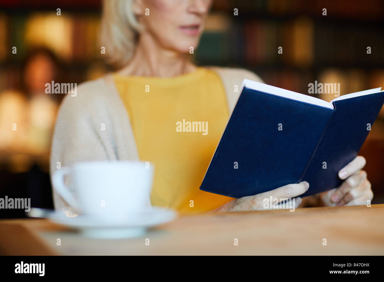Mature woman coffee shop book hi-res stock photography and images - Alamy