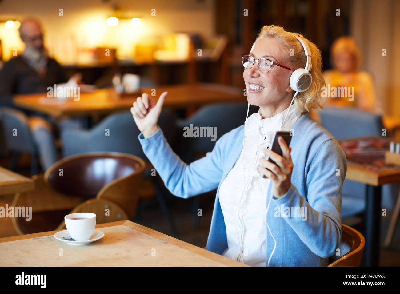 Adult contemporary music hi-res stock photography and images - Alamy
