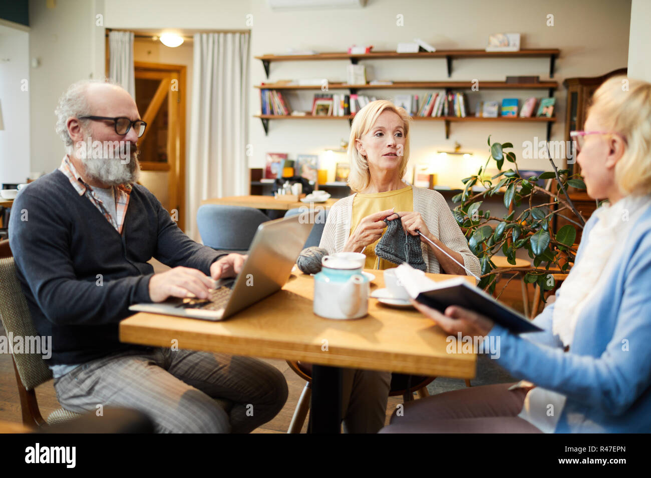 Senior knitting group hi-res stock photography and images - Alamy