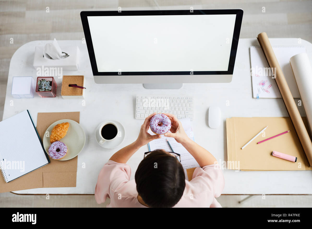 Person eating at work desk hi-res stock photography and images - Alamy