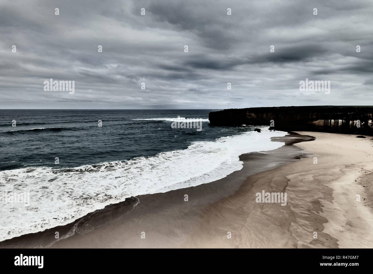 Shore along London Arch Landmark Stock Photo - Alamy
