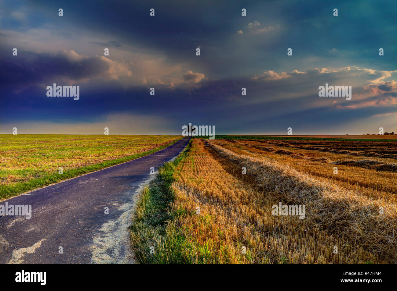 road into the distance Stock Photo - Alamy