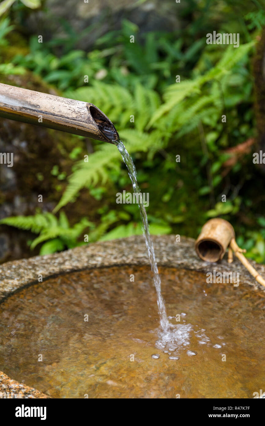 Traditional bamboo fountain Stock Photo - Alamy