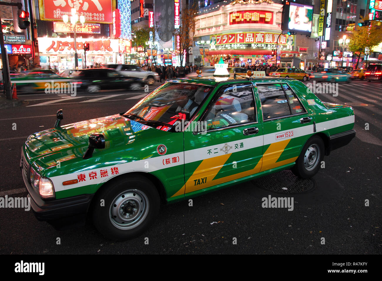 Japan, Tokio: Taxi auf einer Strasse im Bezirk Shinjuku bei Nacht. - 05 ... Japan, Tokio: Taxi auf einer Strasse im Bezirk Shinjuku bei Nacht. - 05 ...