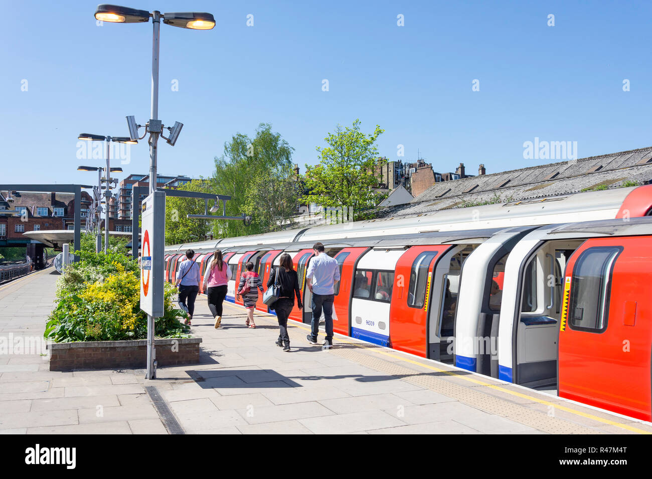 Platform at West Hampstead Underground Station, West Hampstead, London ...