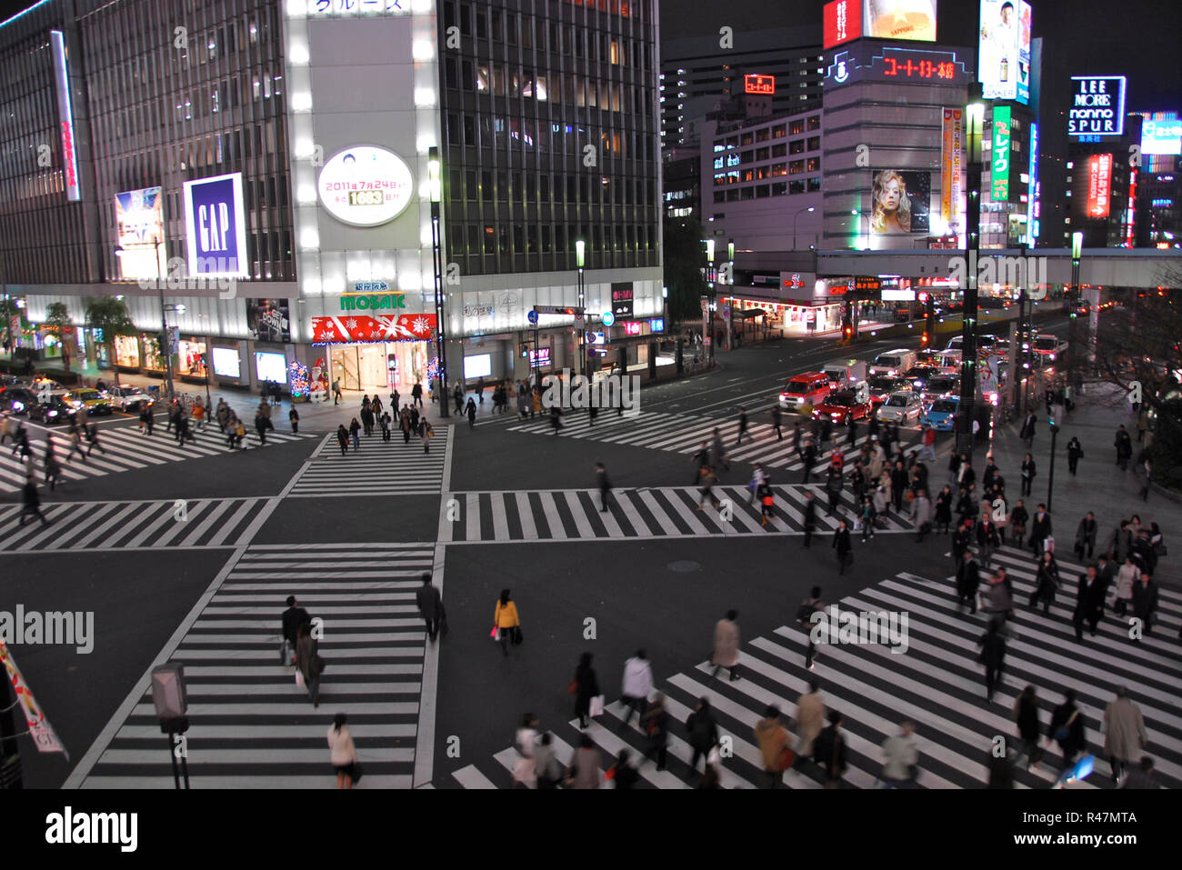 Japan, Tokio: Fussgaenger ueberqueren eine Kreuzung im Einkaufsviertel Ginza. - 05.01.2007 Stock ...
