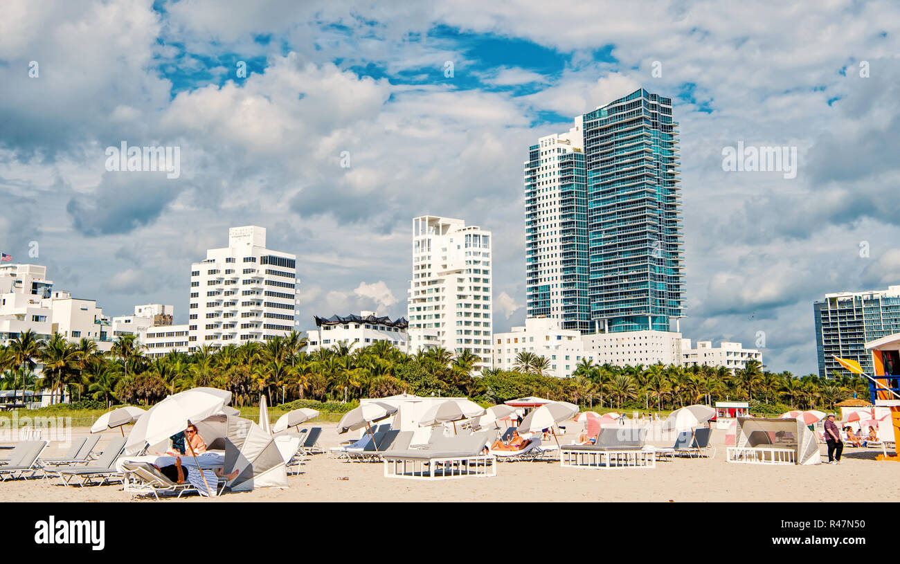 Green lounge chairs miami beach hi-res stock photography and images - Alamy