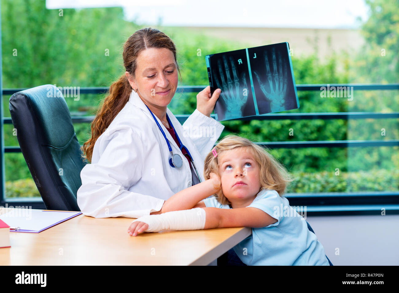Child broken arm xray hi-res stock photography and images - Alamy
