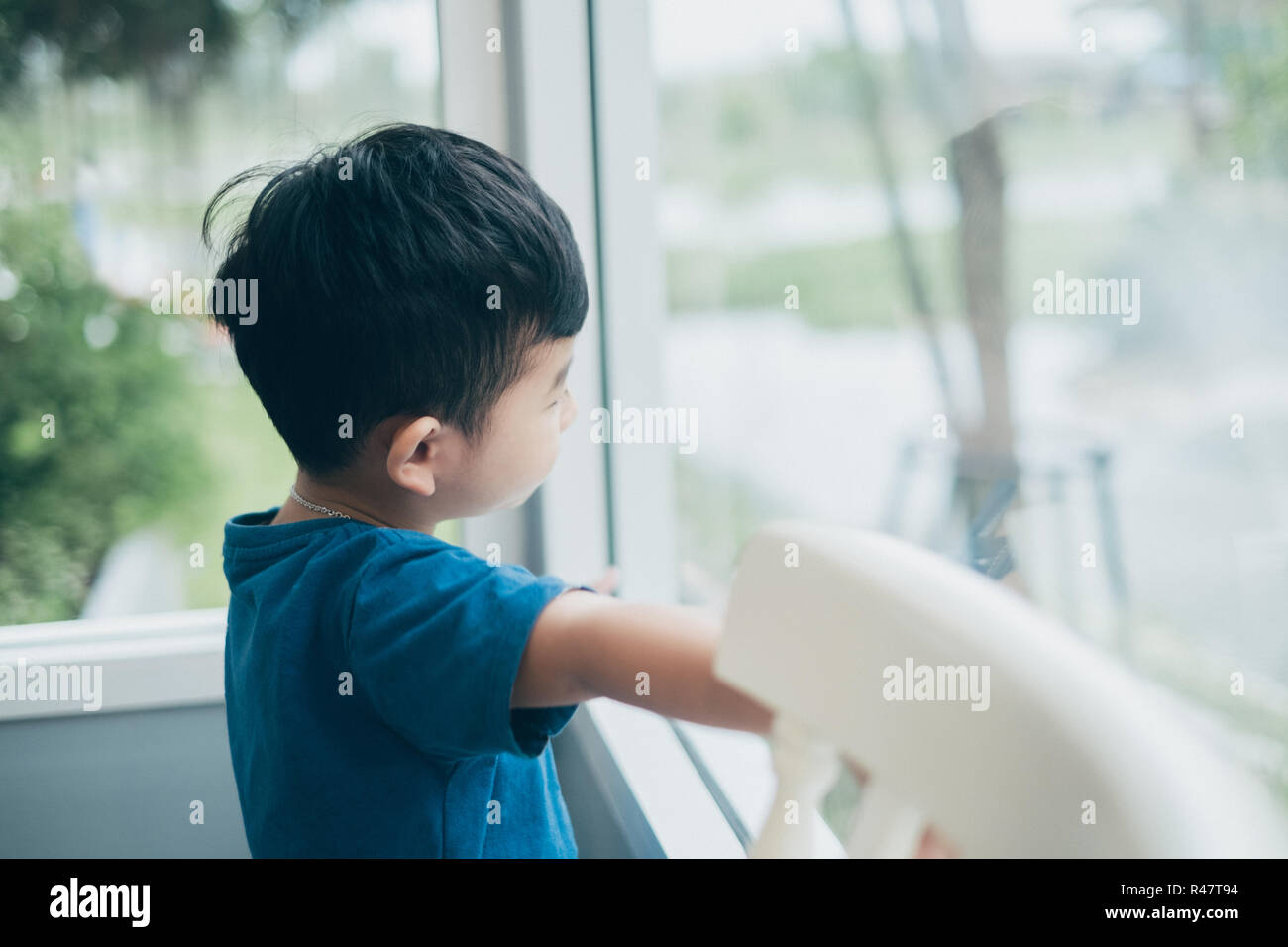 Lonely child waiting someone hi-res stock photography and images - Alamy