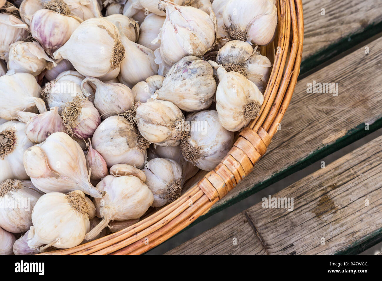 Garlic in rustic basket Stock Photo - Alamy