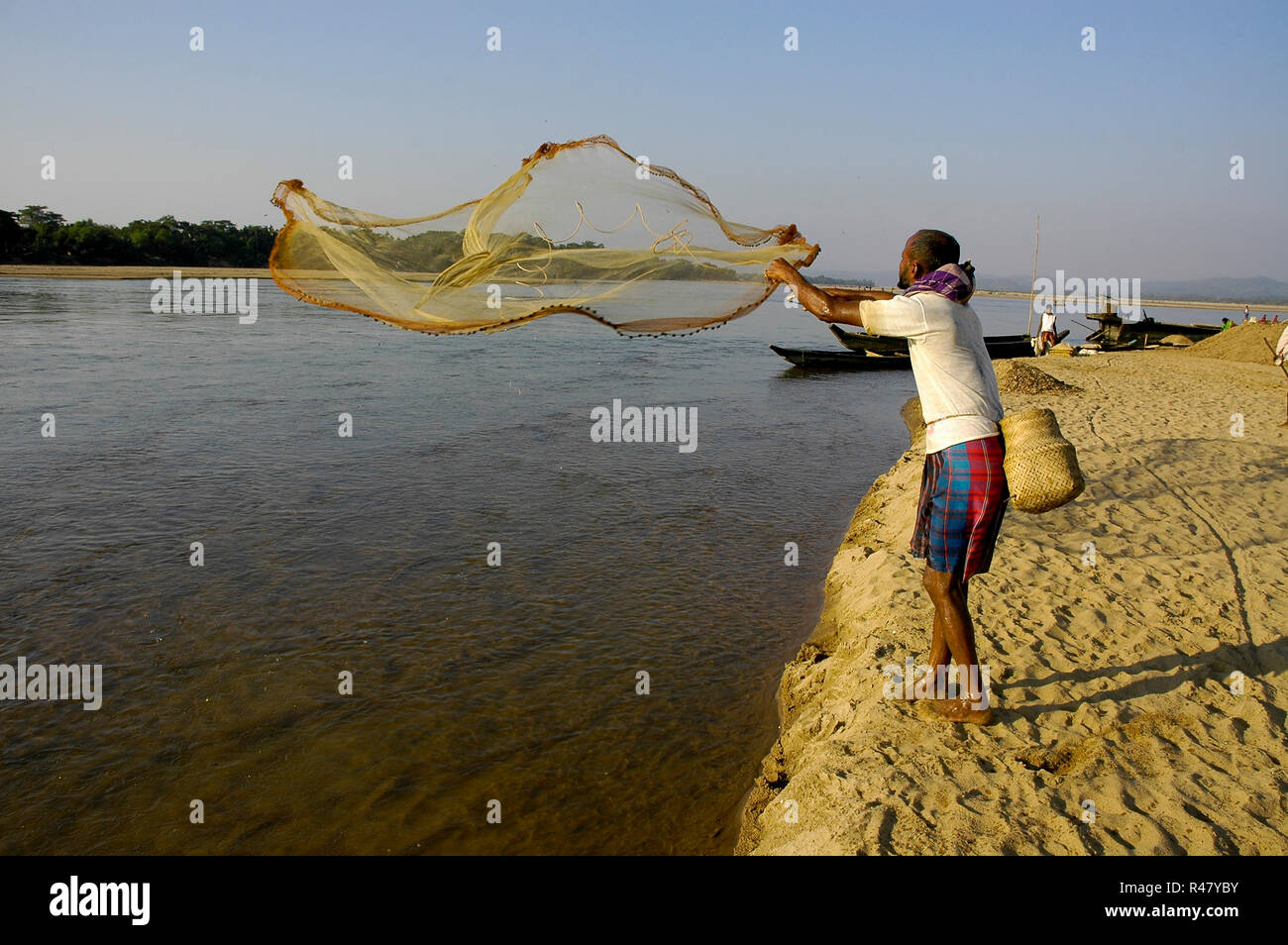 Bangladeshi fishing south asian fisherman hi-res stock photography and ...