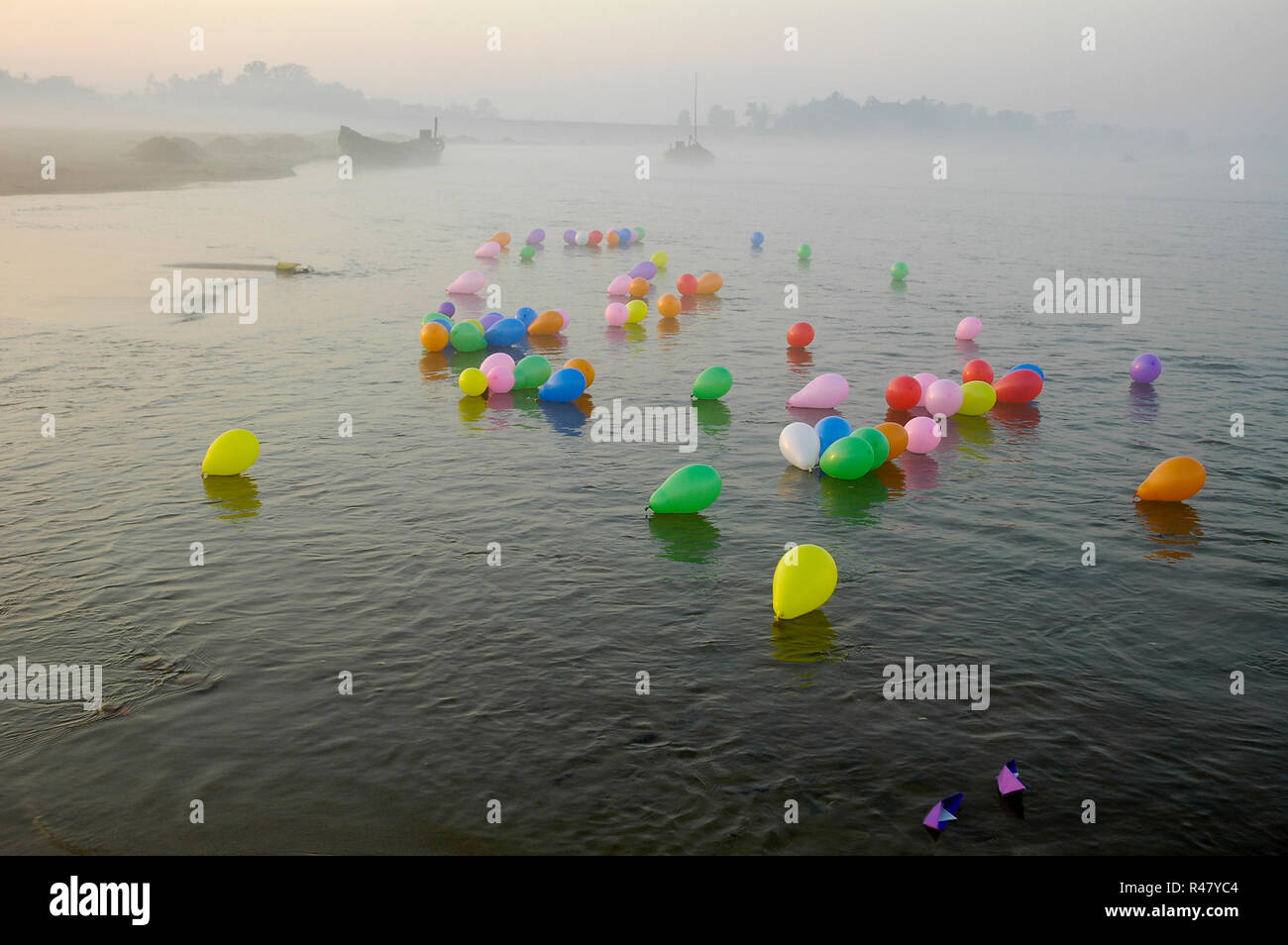 Floating balloons on the Someshwari River in a winter morning. Durgapur ...
