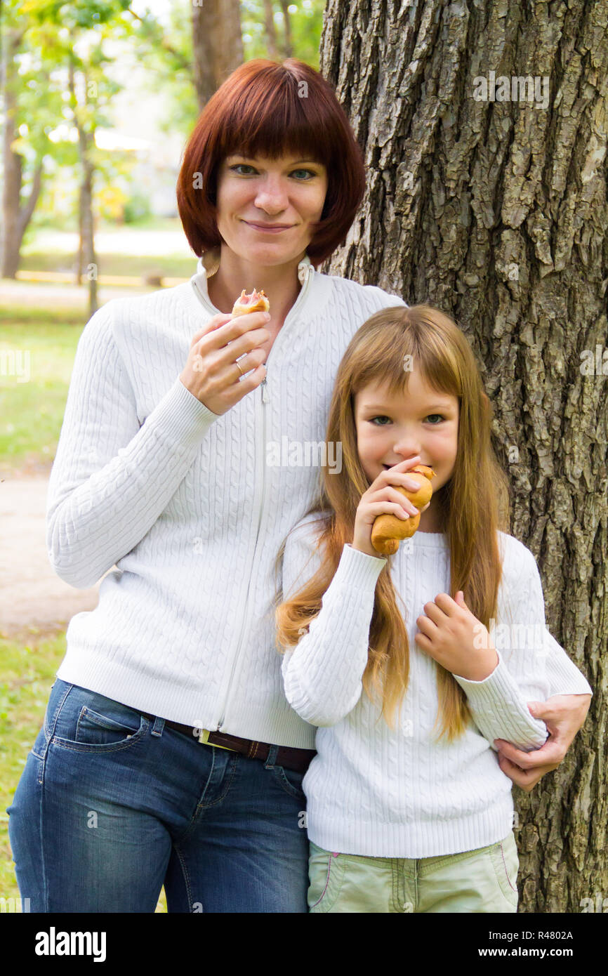 Mother and daughter eating Stock Photo - Alamy