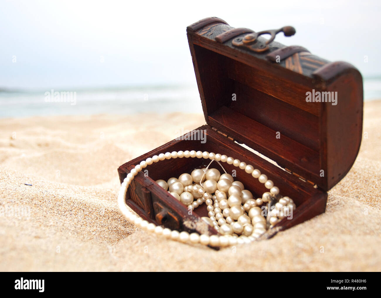 Treasure chest seashore beach hi-res stock photography and images - Alamy