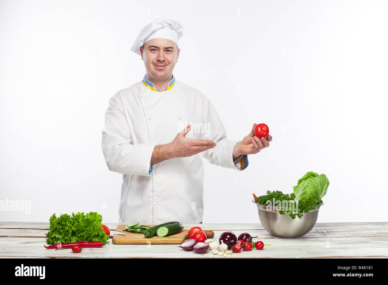 Chef cooking fresh vegetable salad in his kitchen Stock Photo - Alamy