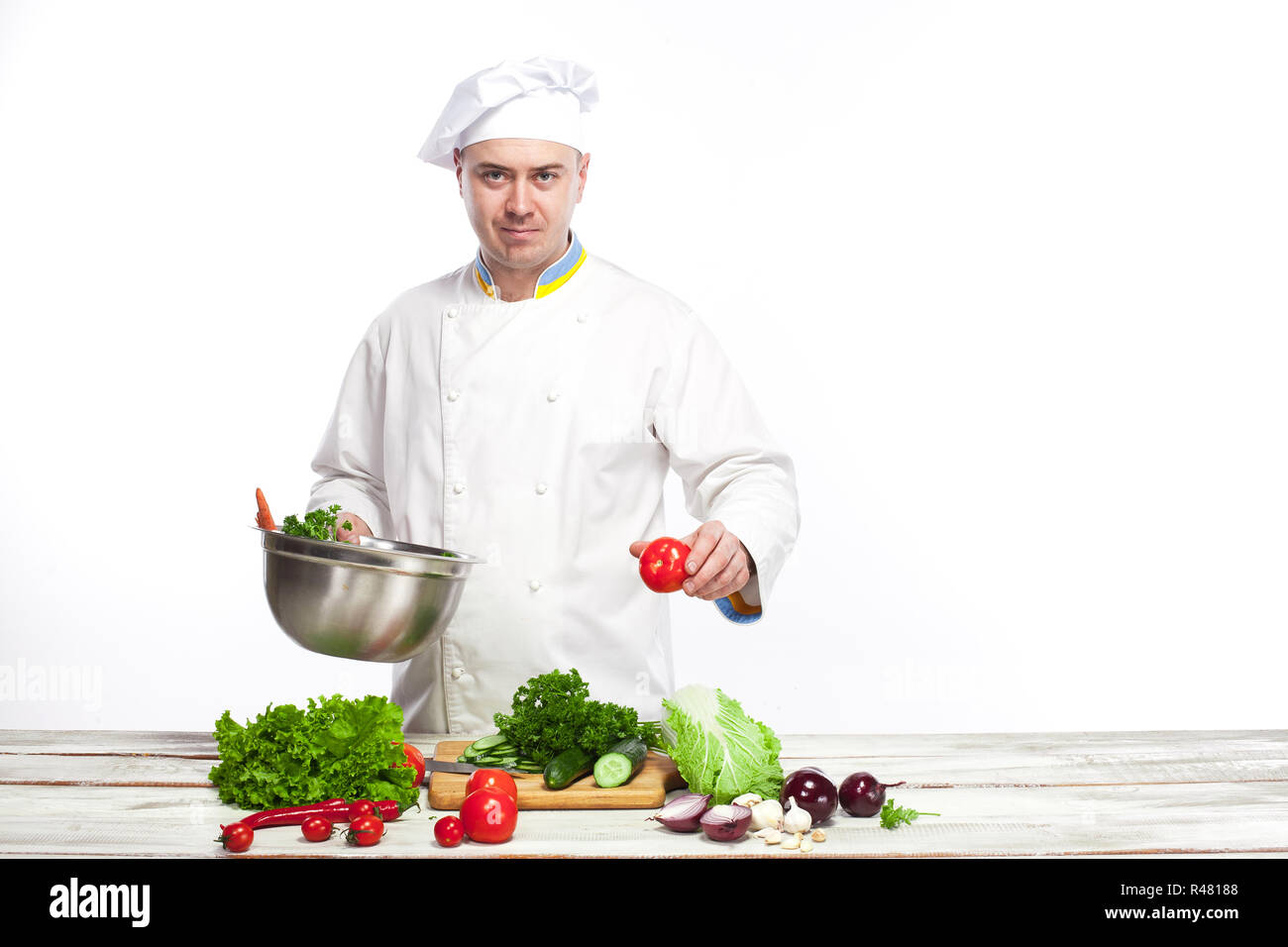 Chef cooking fresh vegetable salad in his kitchen Stock Photo - Alamy