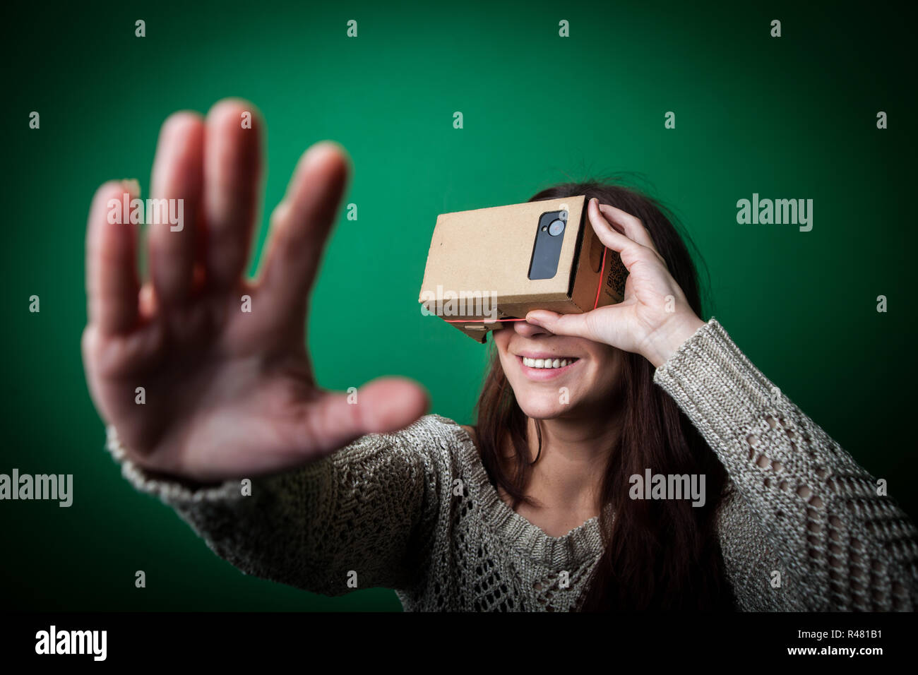 Google cardboard headset hi-res stock photography and images - Alamy