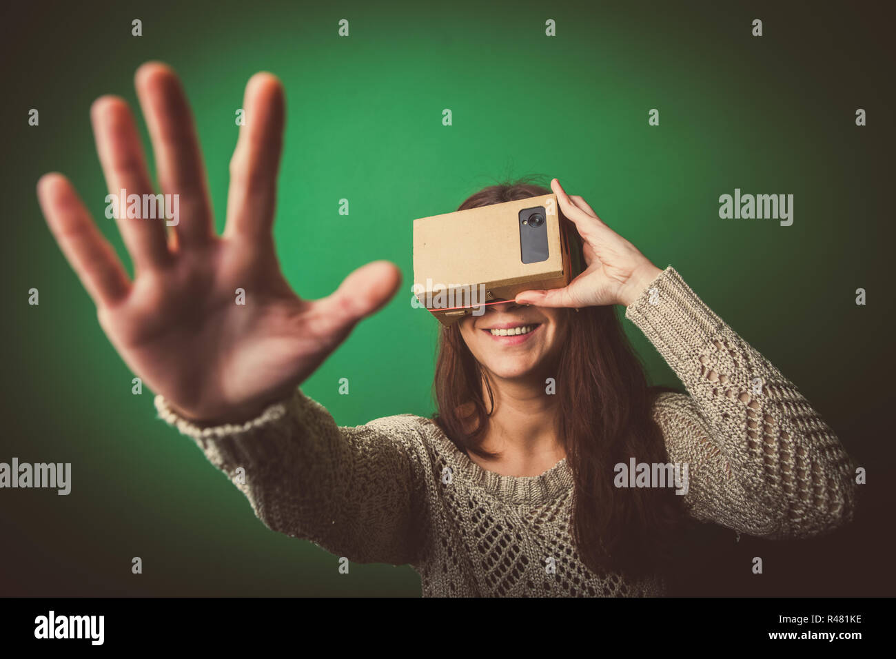 Google cardboard headset hi-res stock photography and images - Alamy