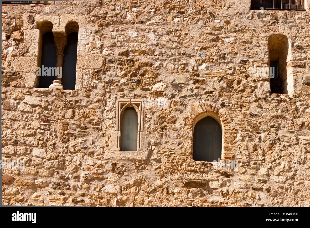 Romanesque windows hi-res stock photography and images - Alamy