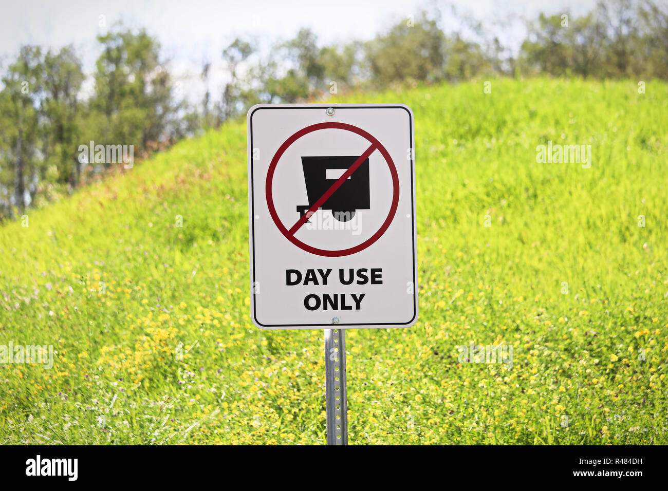 A day use only, no camping sign Stock Photo - Alamy