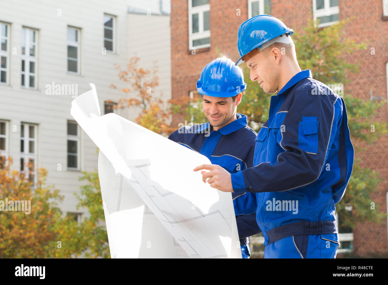Construction workers reading blueprint hi-res stock photography and ...