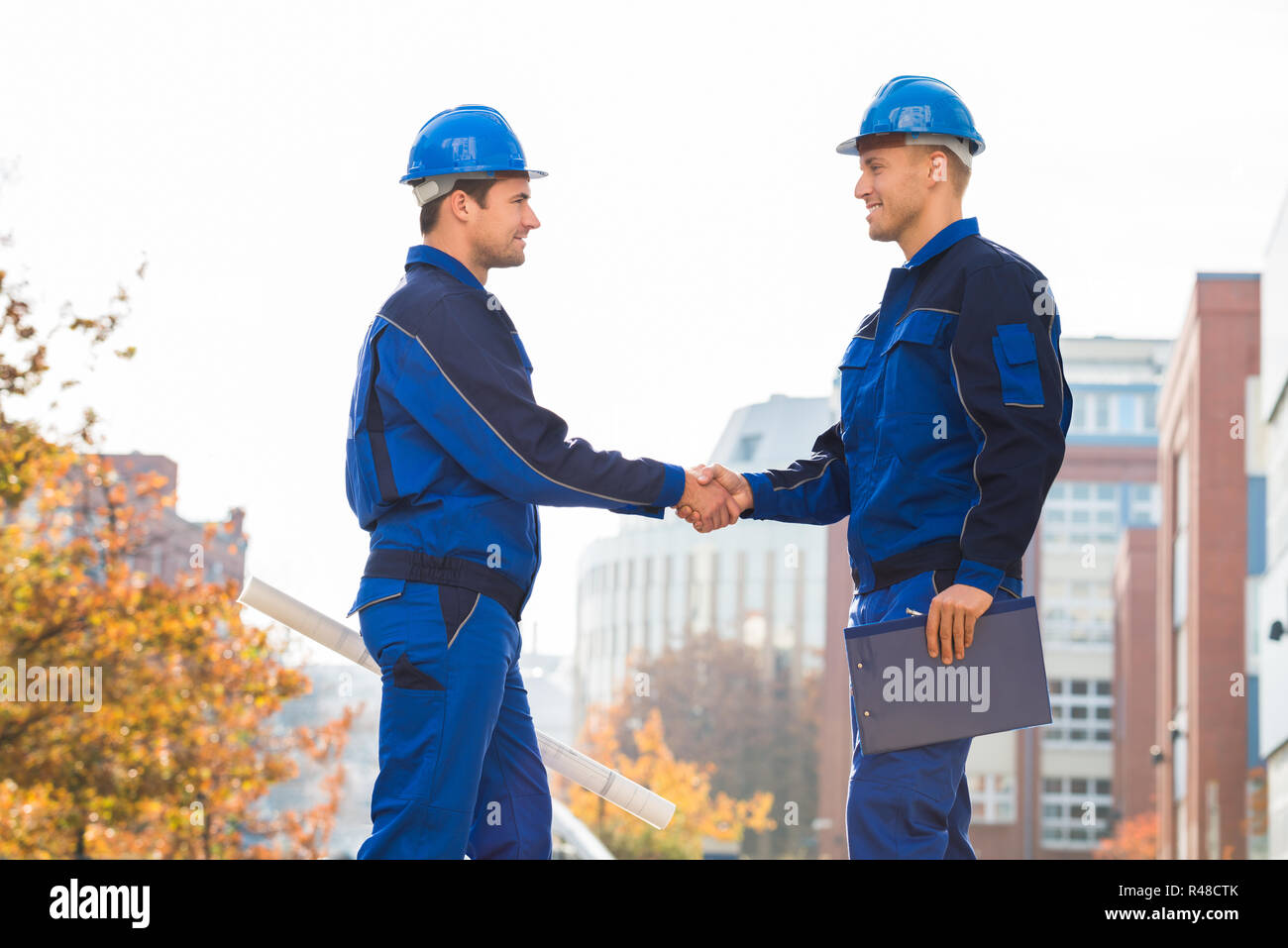 Male construction workers shaking hands hi-res stock photography and ...