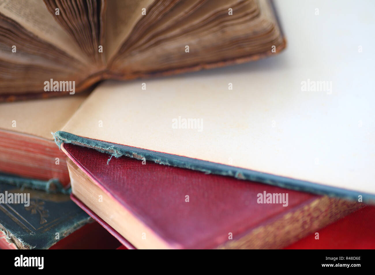 Old book pages textures hi-res stock photography and images - Alamy
