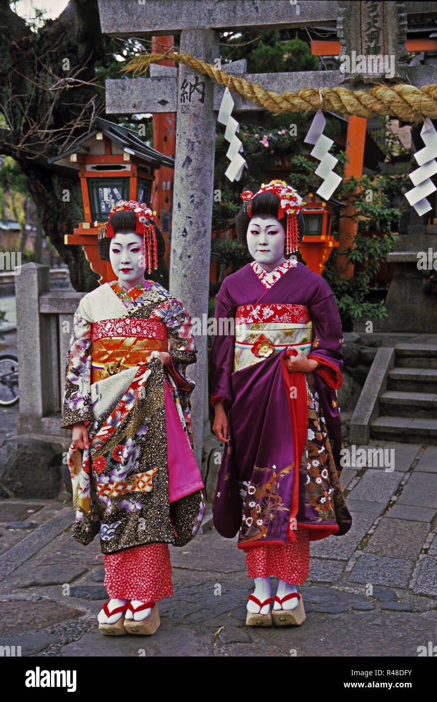 Japan, Kyoto: Maikos (Geisha-Sch¸lerinnen) im Stadtviertel Gion. - 01.12.2005 Stock Photo - Alamy