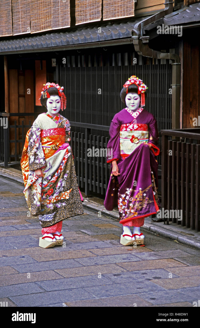 Japan, Kyoto: Maikos (Geisha-Sch¸lerinnen) im Stadtviertel Gion. - 01.12.2005 Stock Photo - Alamy