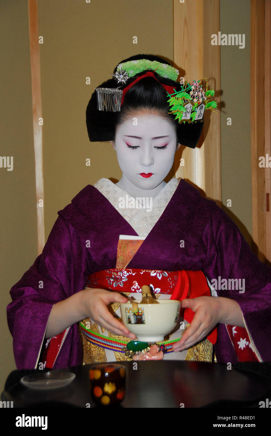 Japan, Kyoto: Maiko (Geisha-Schuelerin) waehrend einer Teezeremonie ...