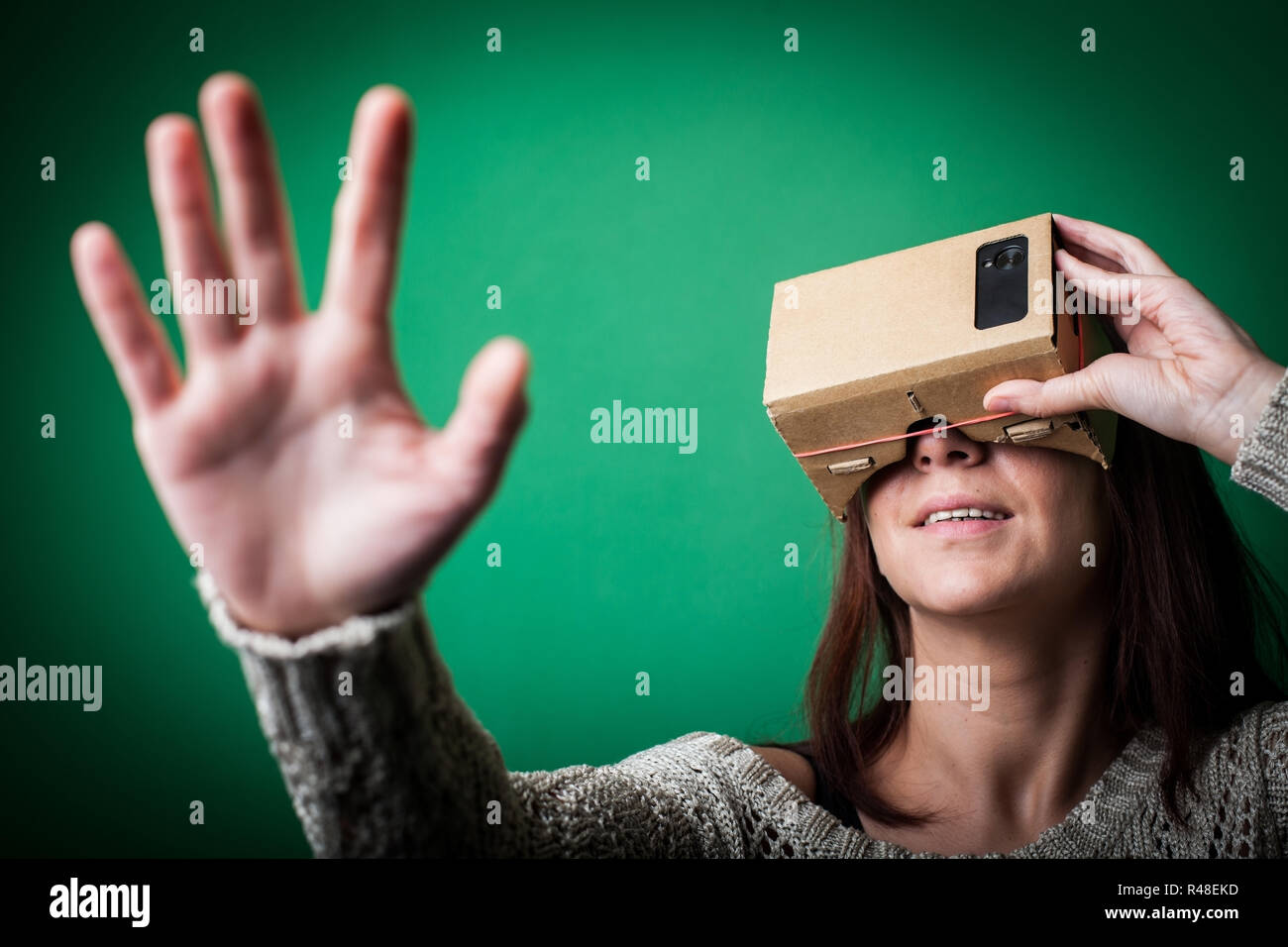 Google cardboard headset hi-res stock photography and images - Alamy