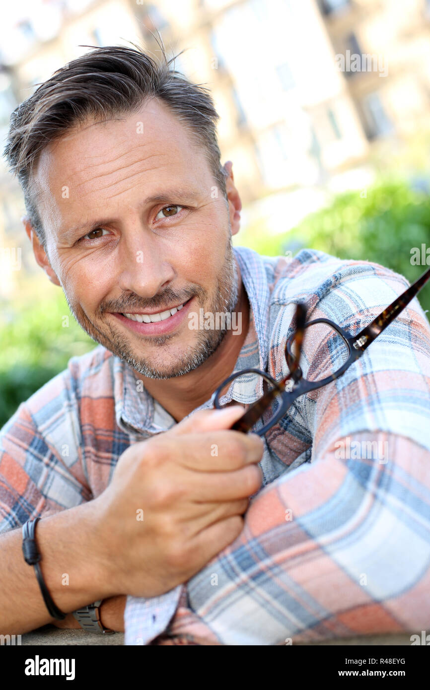 Dapper old man looking street hi-res stock photography and images - Alamy