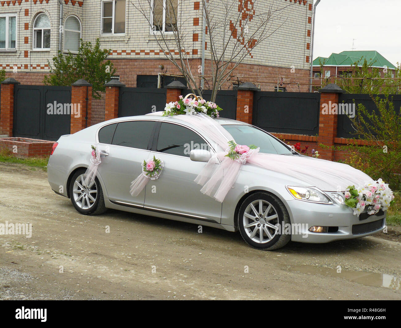 Black wedding car decorated white hi-res stock photography and images ...