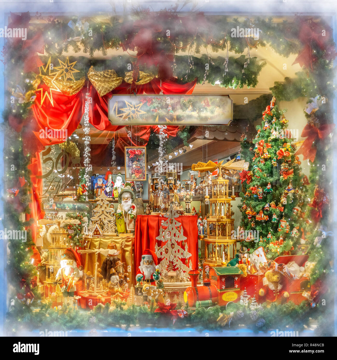 Nutcracker christmas shop window hi-res stock photography and images ...