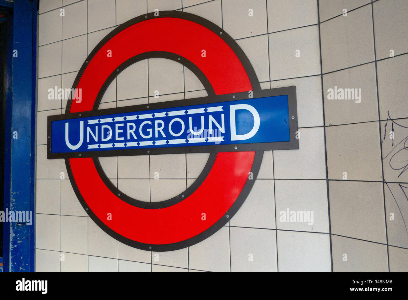 London Iconic Underground Tube Logo sign Stock Photo - Alamy