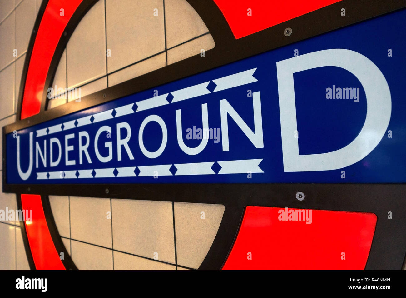 London tube logo vector hi-res stock photography and images - Alamy