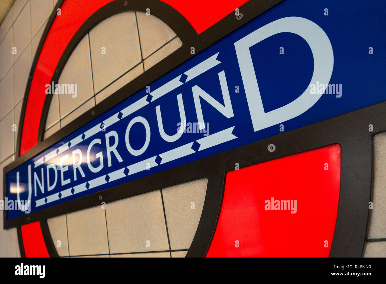 London tube logo vector hi-res stock photography and images - Alamy